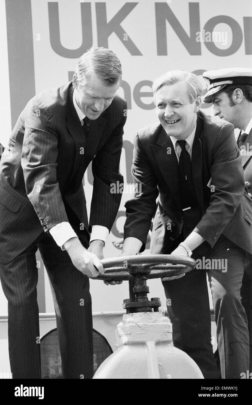 In a symbollic gesture, Energy Minister Anthony Wedgwood-Benn and ...