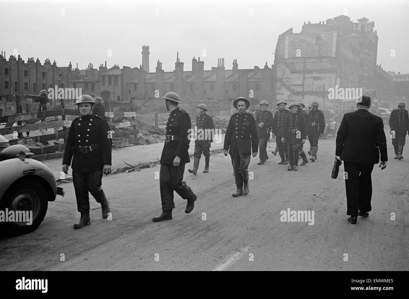 V1 (Robotplane) damage at Waterloo Station 23rd June 1944 Stock Photo ...