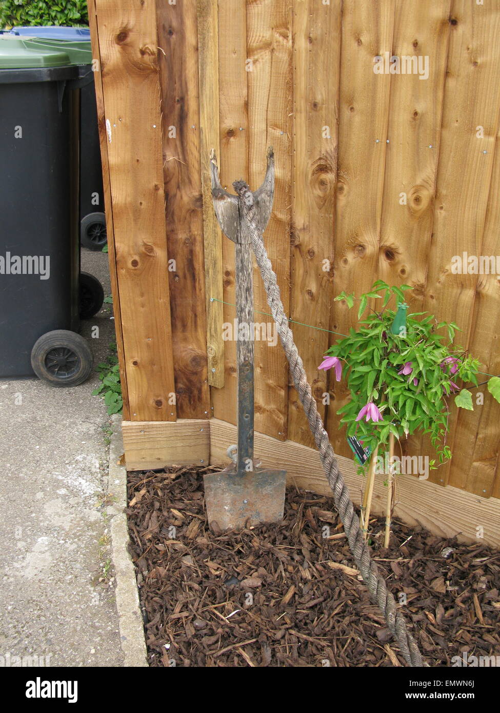 Cordon fence broken hi-res stock photography and images - Alamy