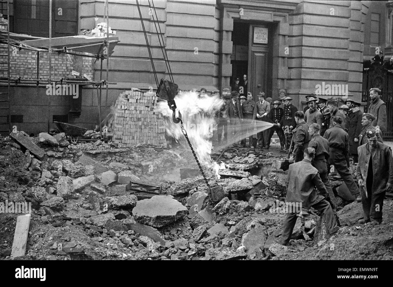 Delayed Action Bomb explodes on King Edward Street while Bomb disposal ...
