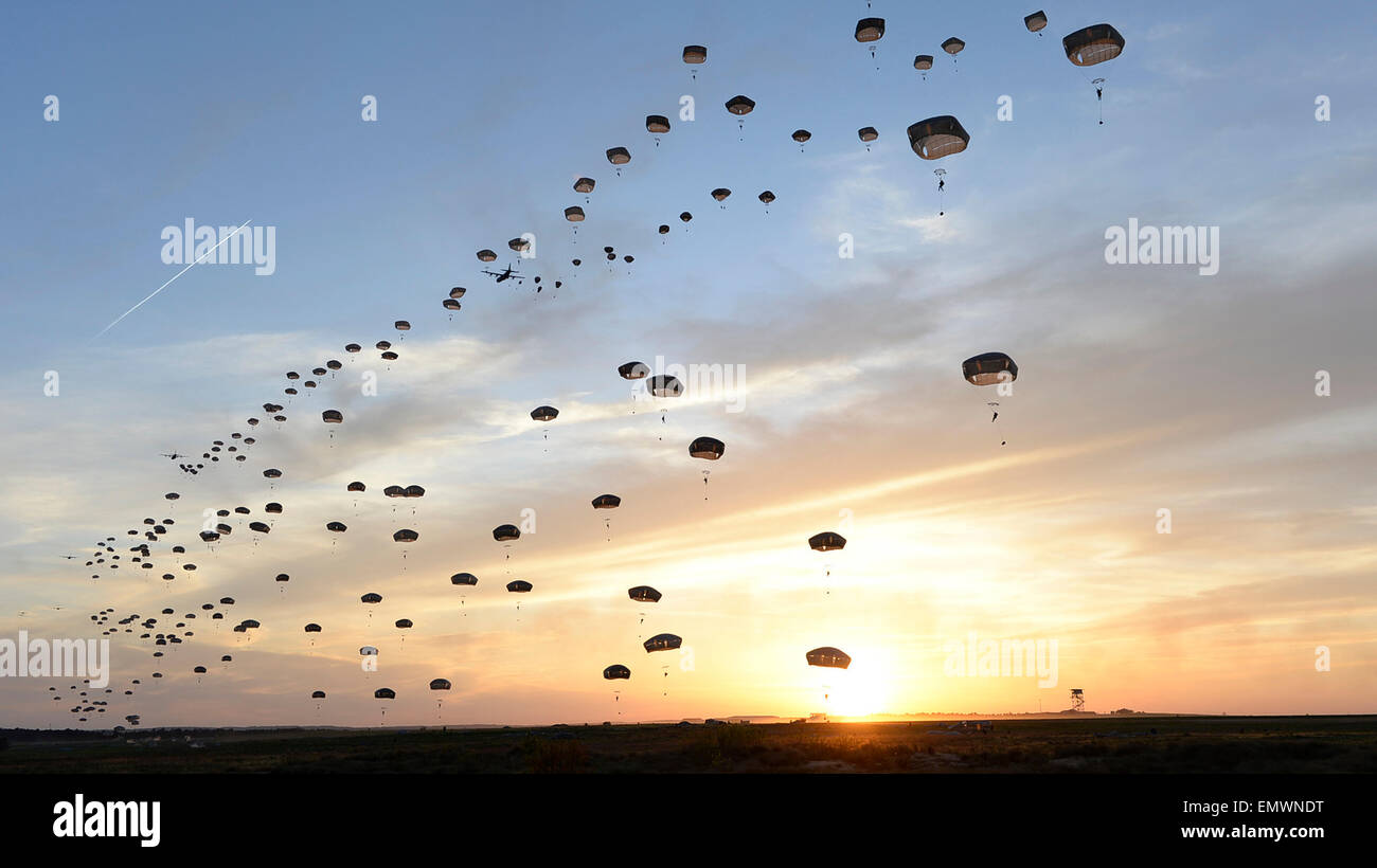 Us army airborne paratroopers jump hi-res stock photography and images ...
