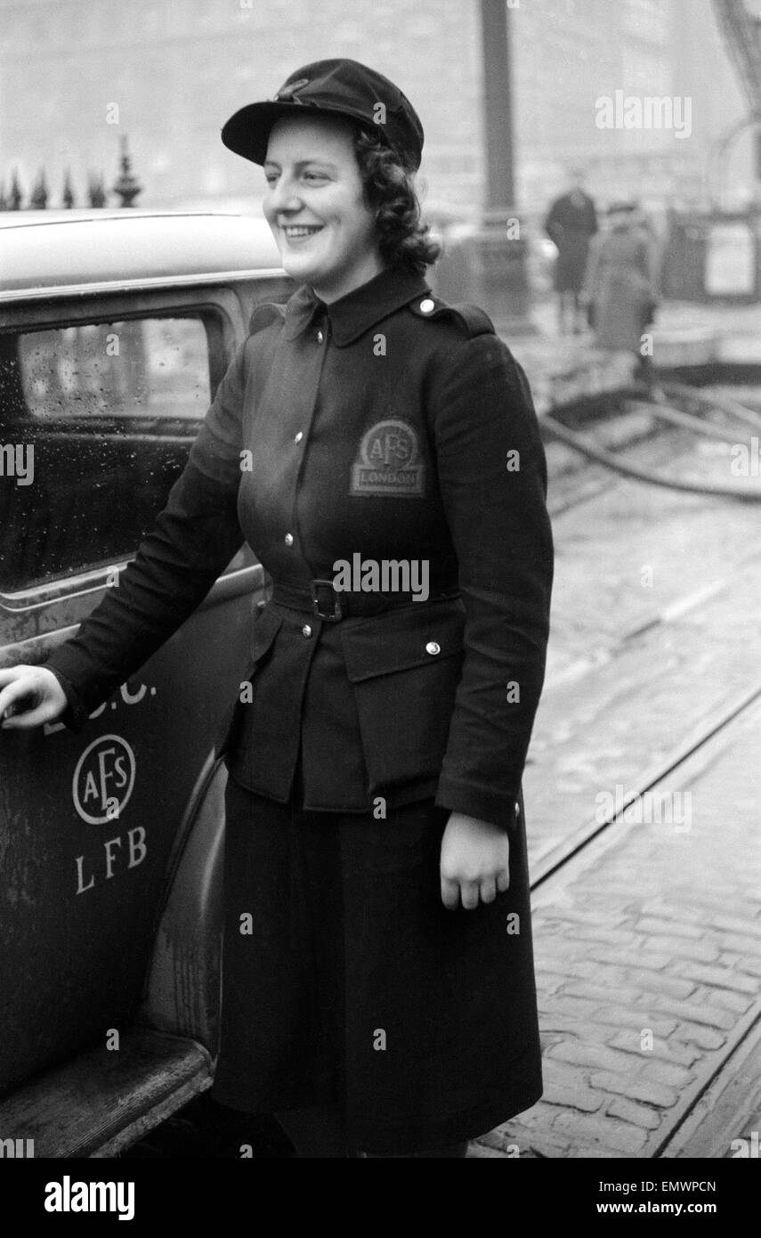 Miss Gillian Tanner awarded the George medal after fire at Taylor ...