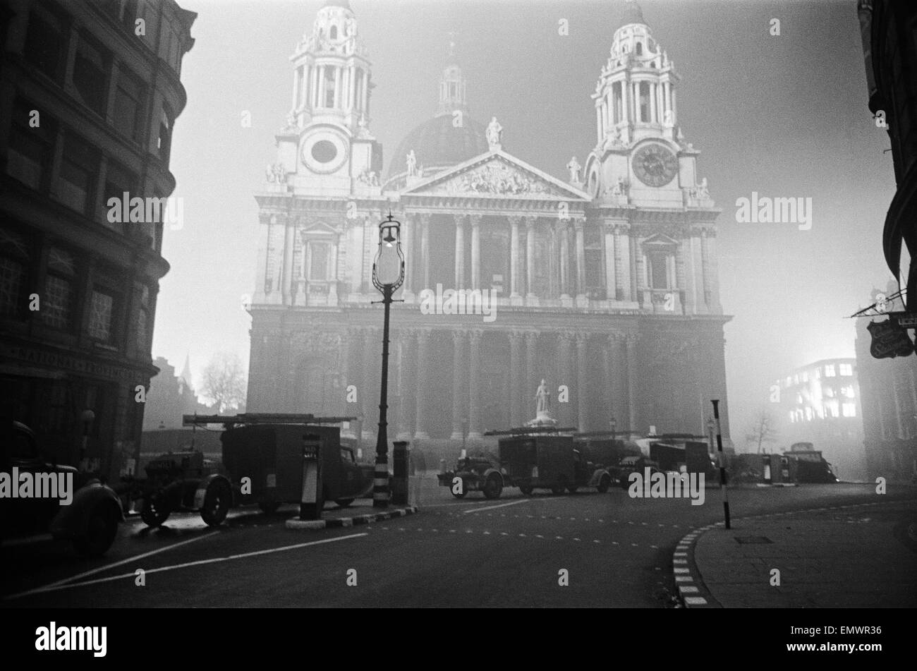 St Paul's Cathedral during a night of bombing on 29th December 1940 ...
