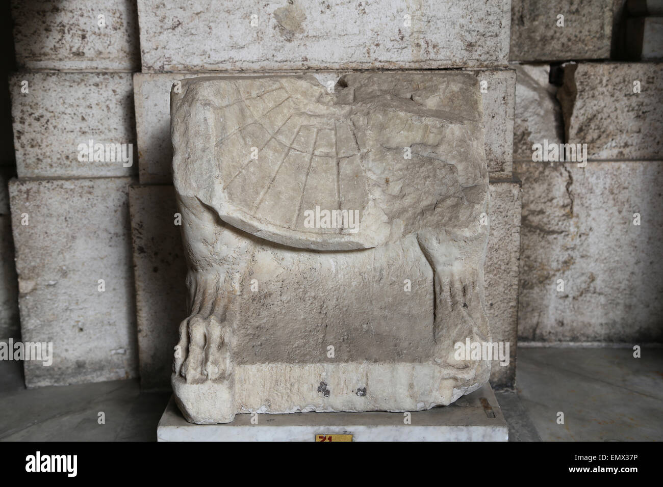 Roman sundial ancient hi-res stock photography and images - Alamy