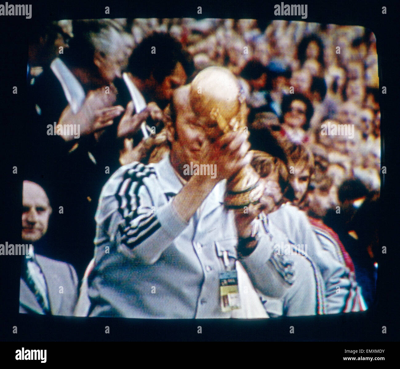Stolz hält der deutsche Bundestrainer Helmut Schön den Pokal in Händen ...