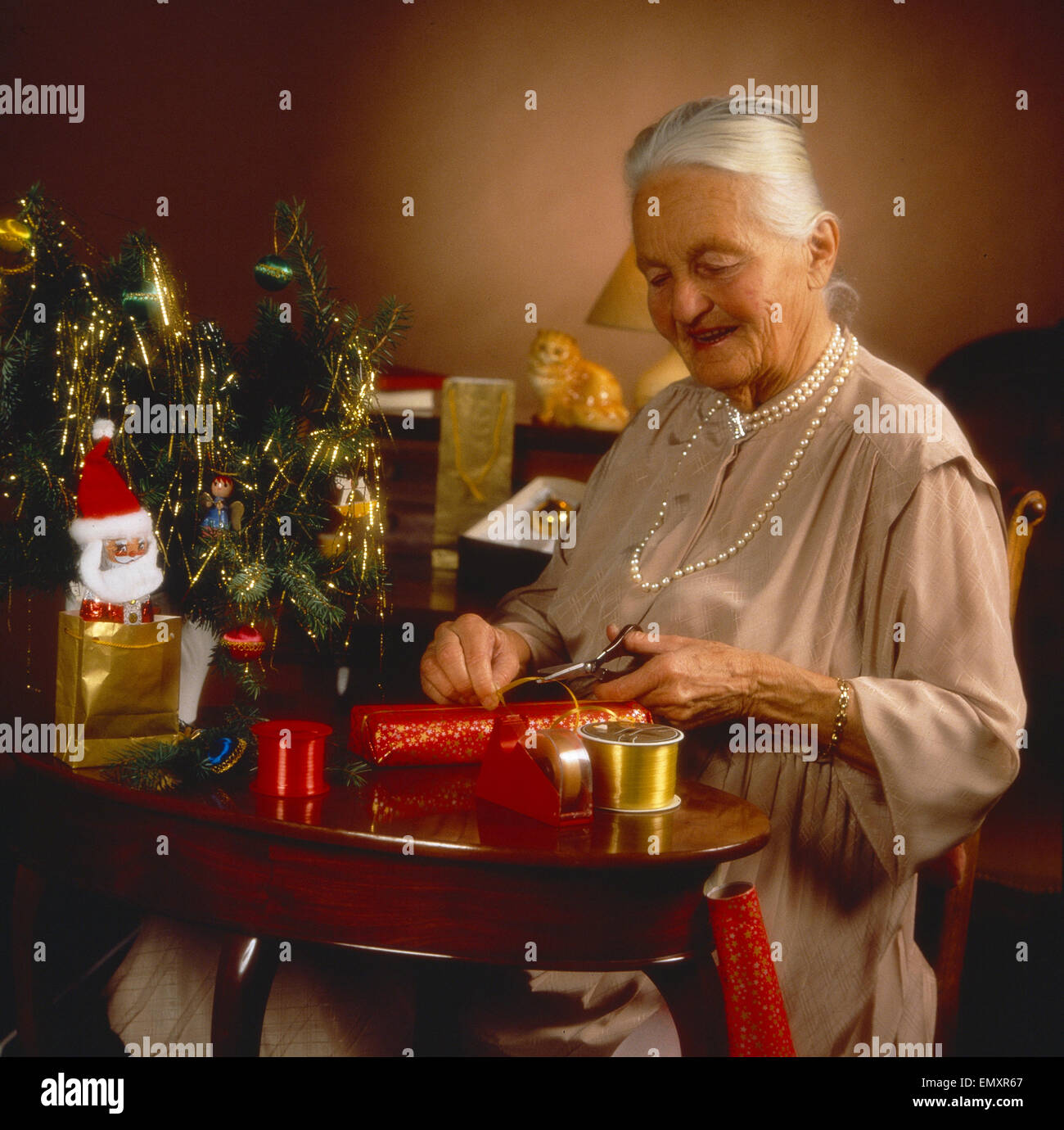 Alte dame hi-res stock photography and images - Alamy