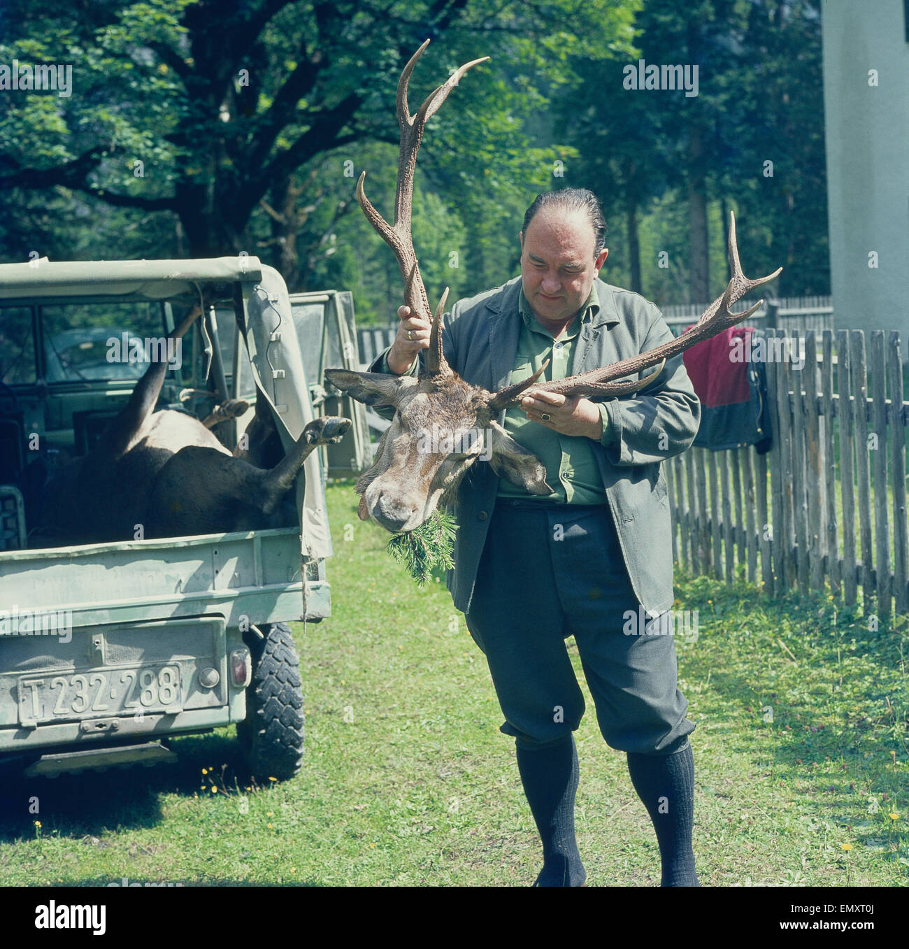 Jäger mit Beute Stock Photo - Alamy