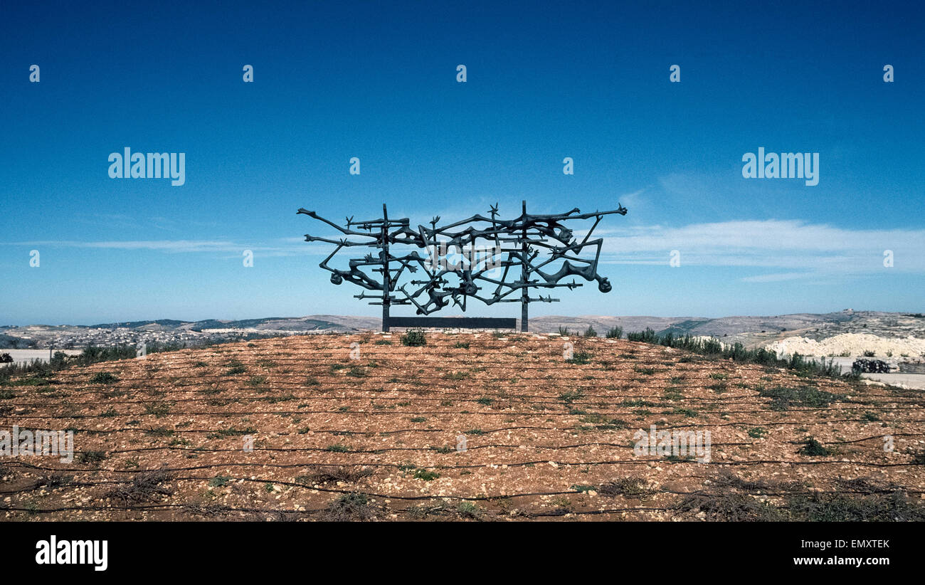 This outdoor bronze sculpture by Israeli sculptor David Palombo honors ...