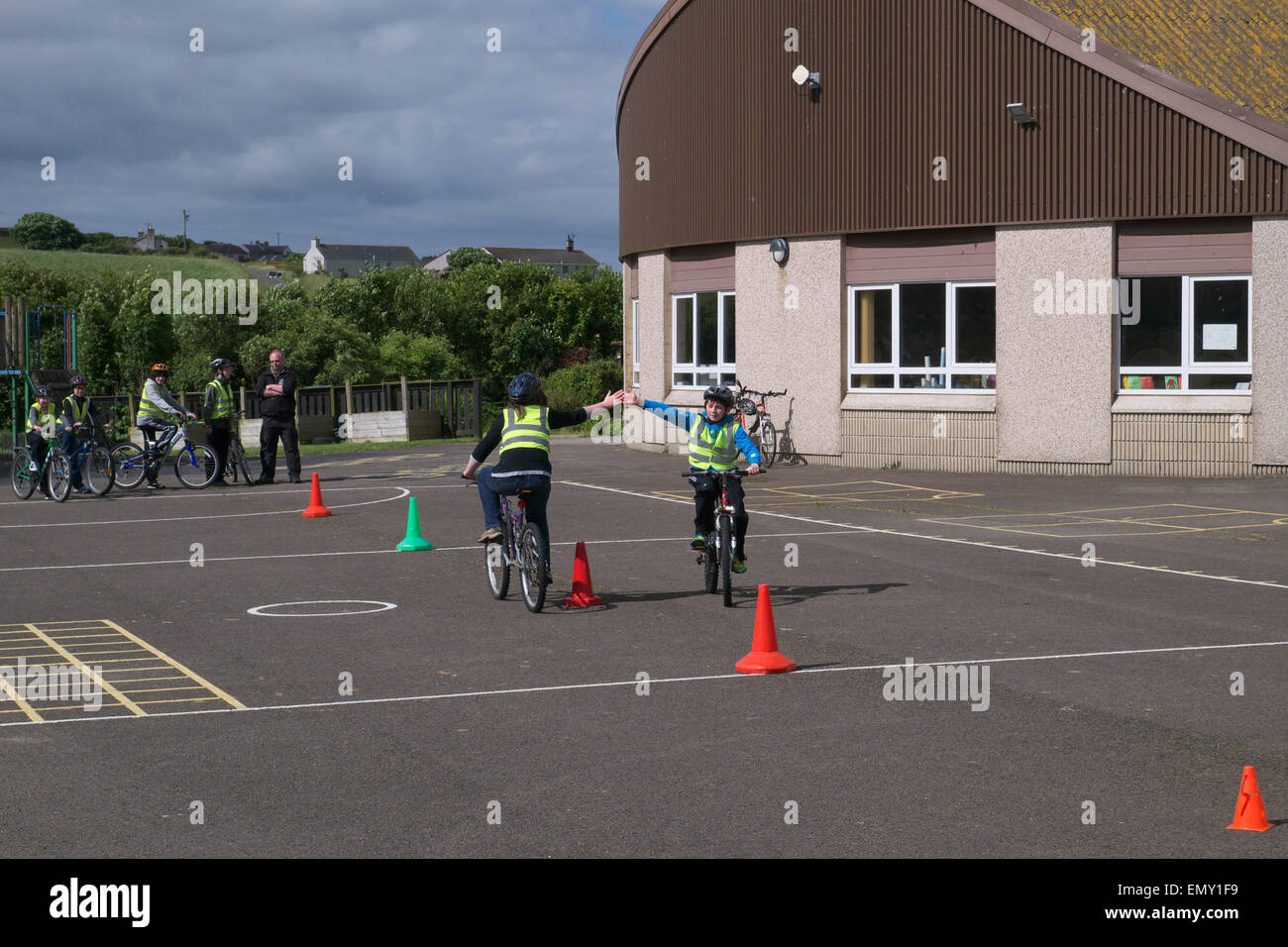 School children learn cycle hi-res stock photography and images - Alamy