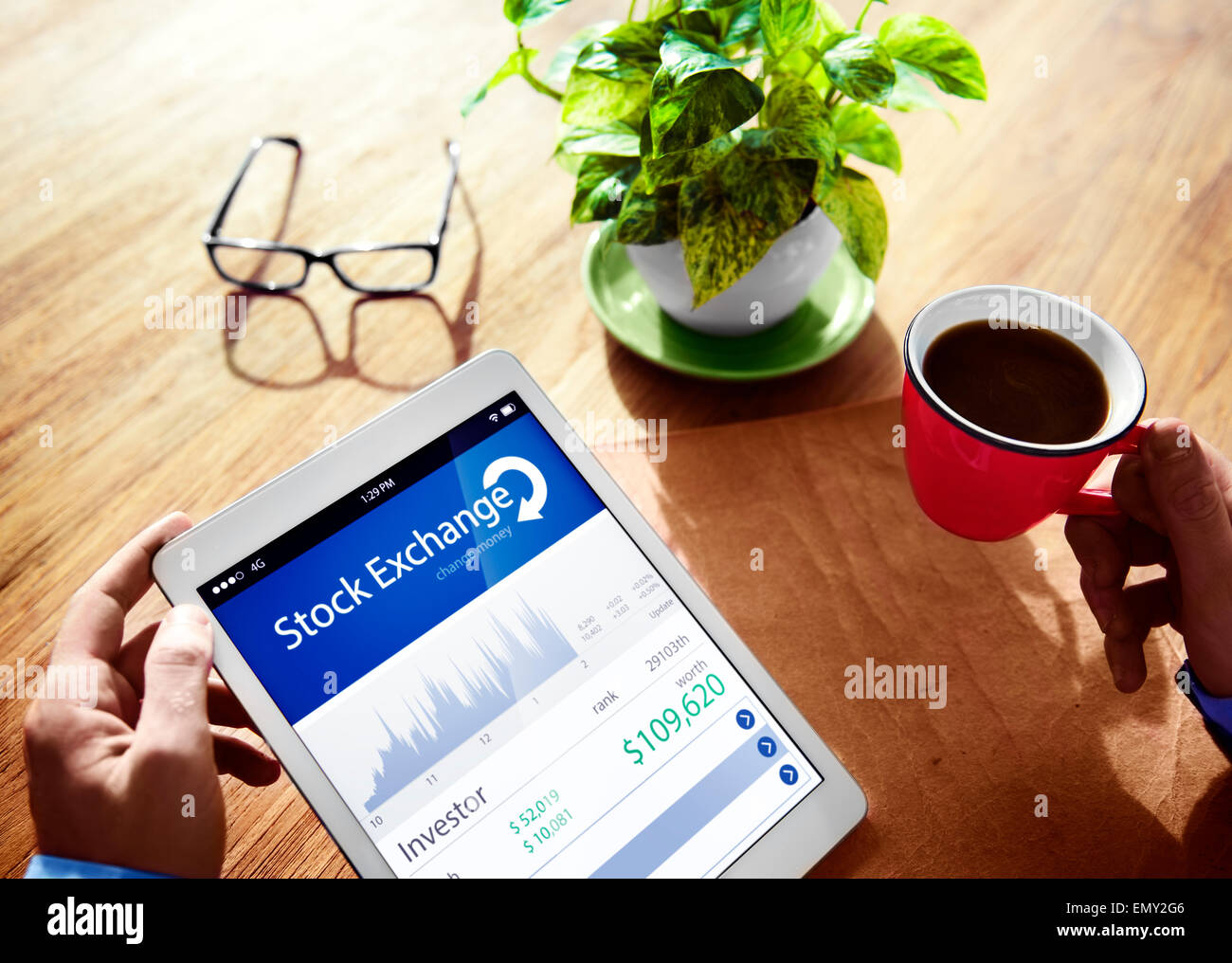 Investor digital hi-res stock photography and images - Alamy