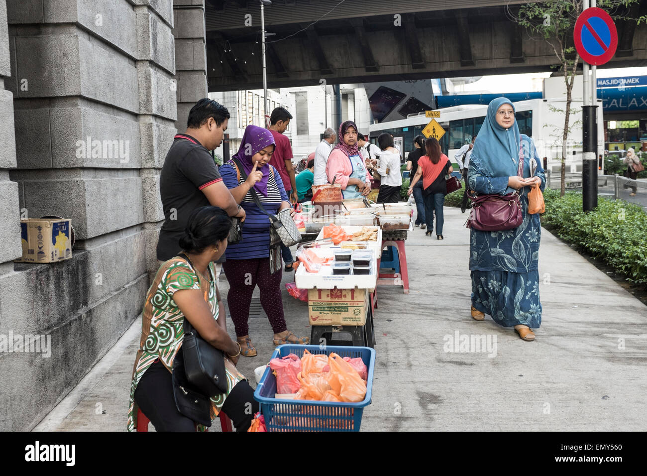 Commuters buy food from street side vendors in Kuala Lumpur, Malaysia ...