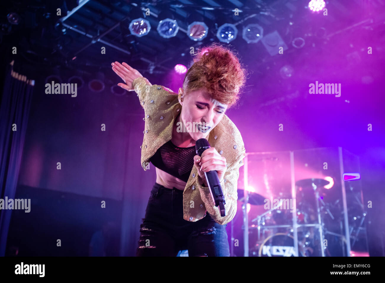 Female singer performing at jazz club hi-res stock photography and ...