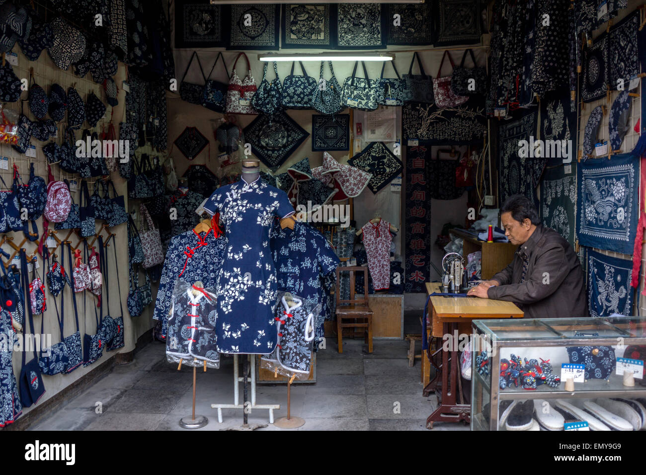 Ancient chinese clothes hi-res stock photography and images - Alamy