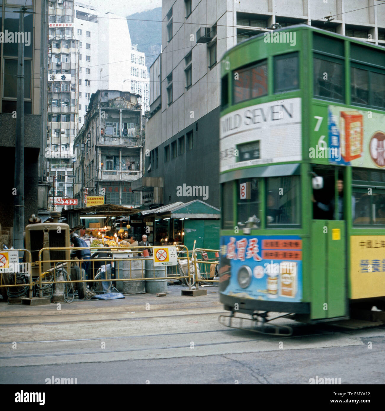 Straßenbahn der Verkehrsbetriebe auf ihrer Strecke durch die Straßen ...