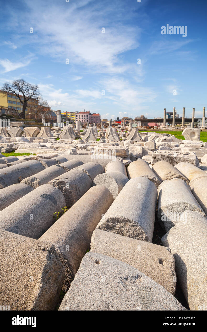 Row of columns roman hi-res stock photography and images - Alamy