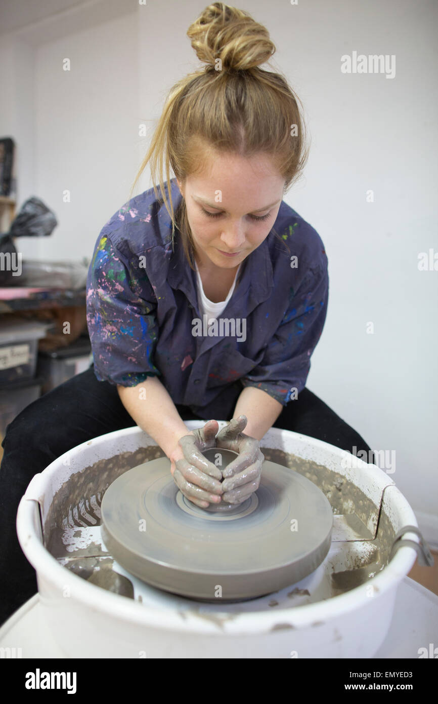 Women making pottery hi-res stock photography and images - Alamy