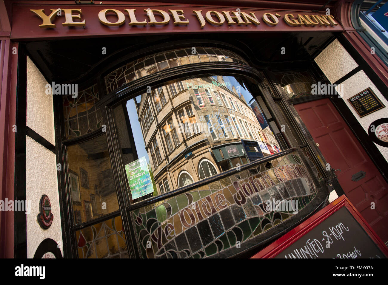 Pub glass window hi-res stock photography and images - Alamy