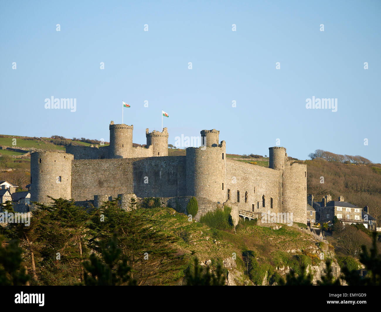 Wales castle flag hi-res stock photography and images - Alamy