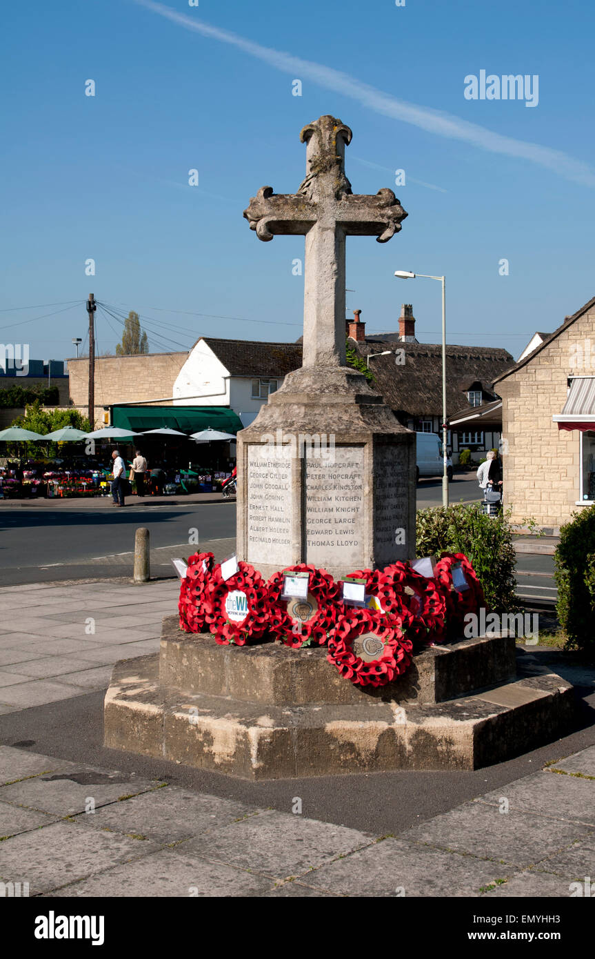 Village centre and war memorial, Bishop`s Cleeve, Gloucestershire ...