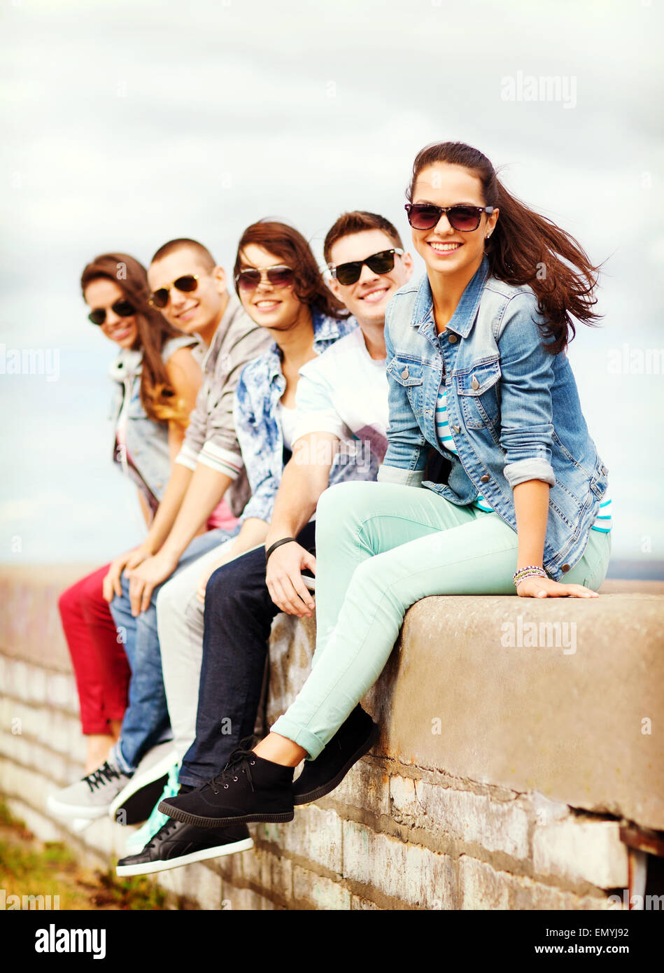 group of teenagers hanging out Stock Photo - Alamy