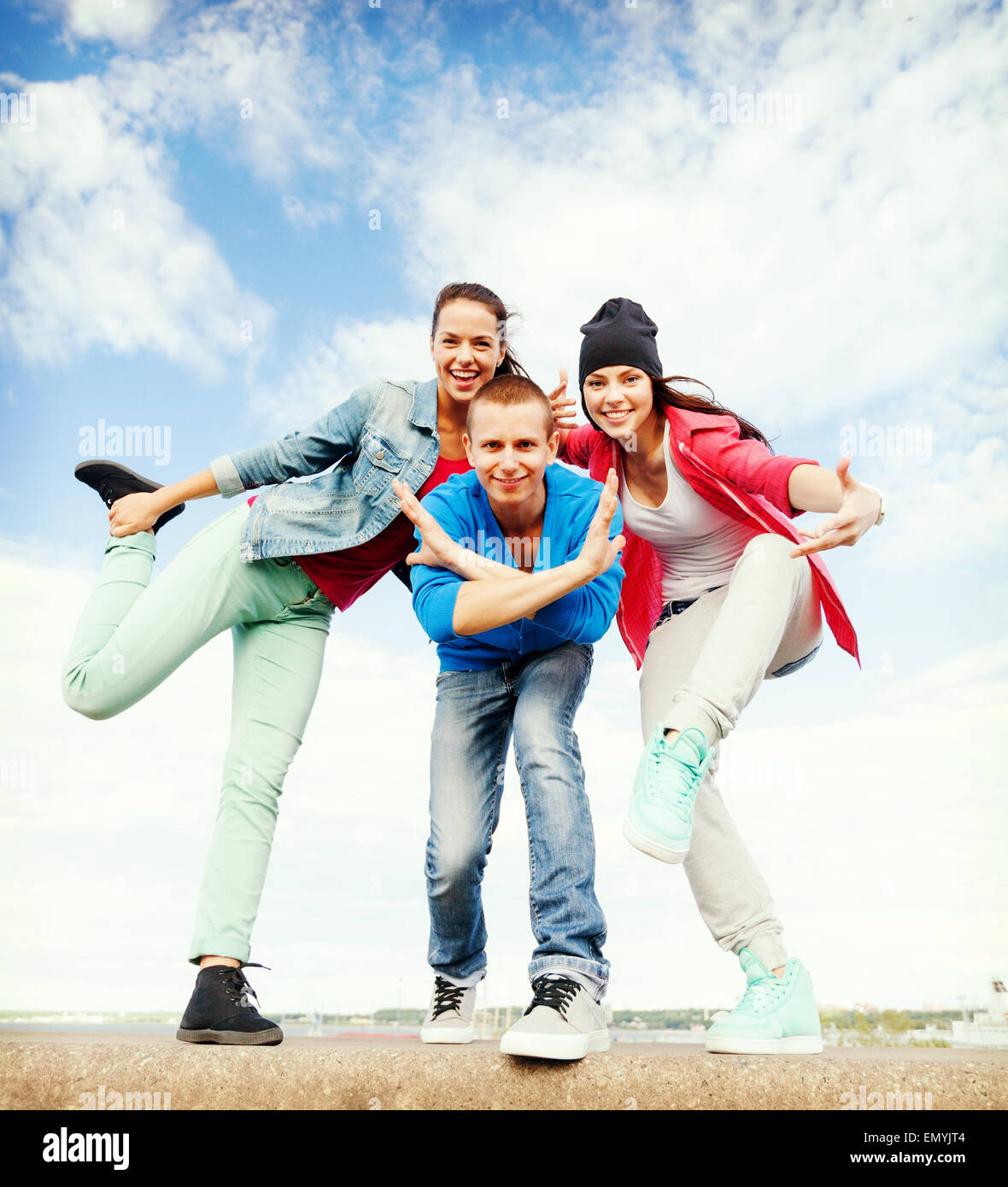 Teenagers street dance hi-res stock photography and images - Alamy