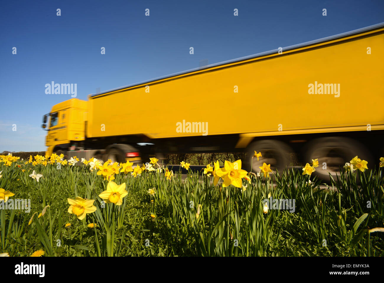 Yellow hgv articulated lorries hi-res stock photography and images - Alamy
