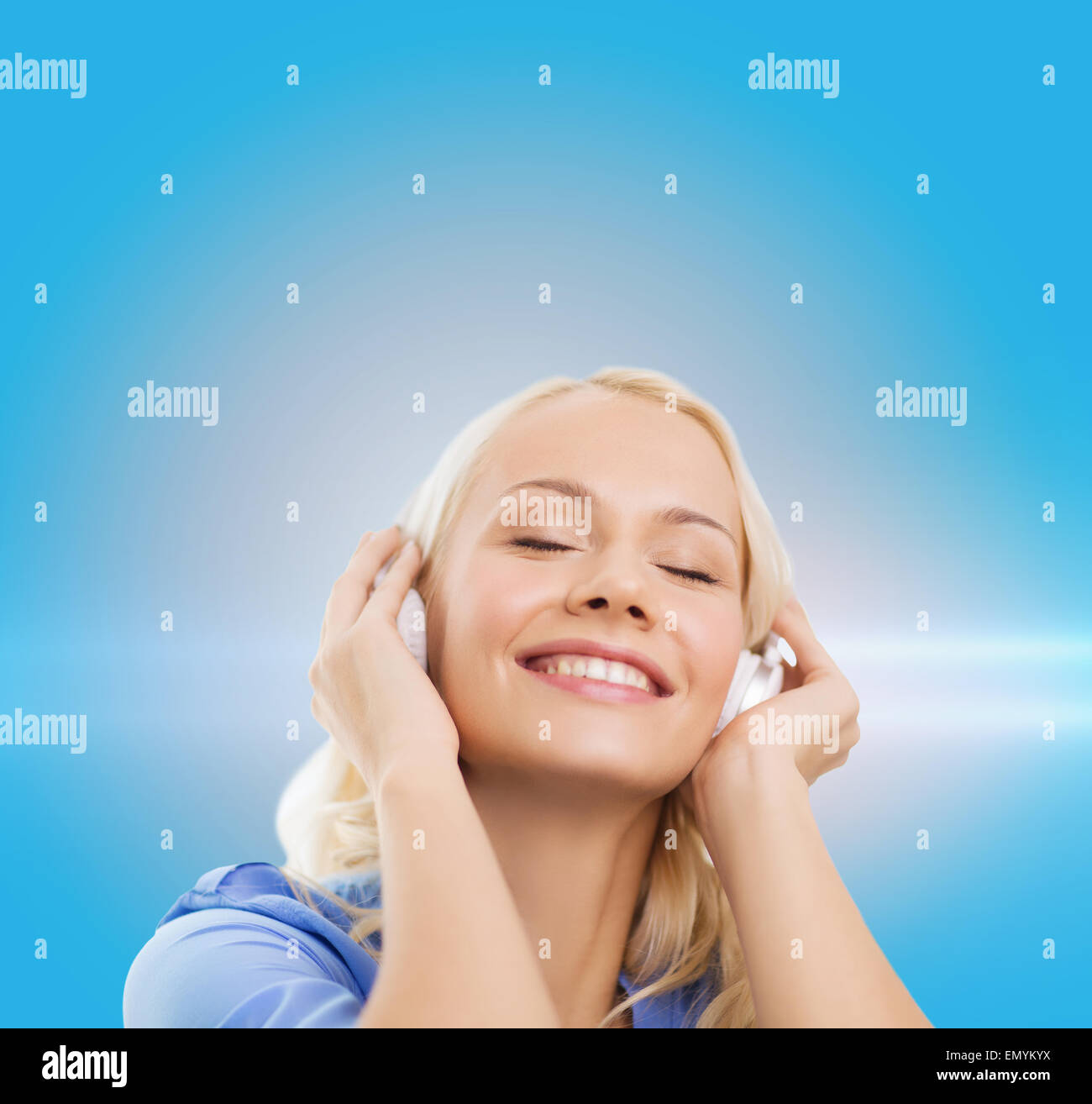 Teen girl headphones hi-res stock photography and images - Alamy