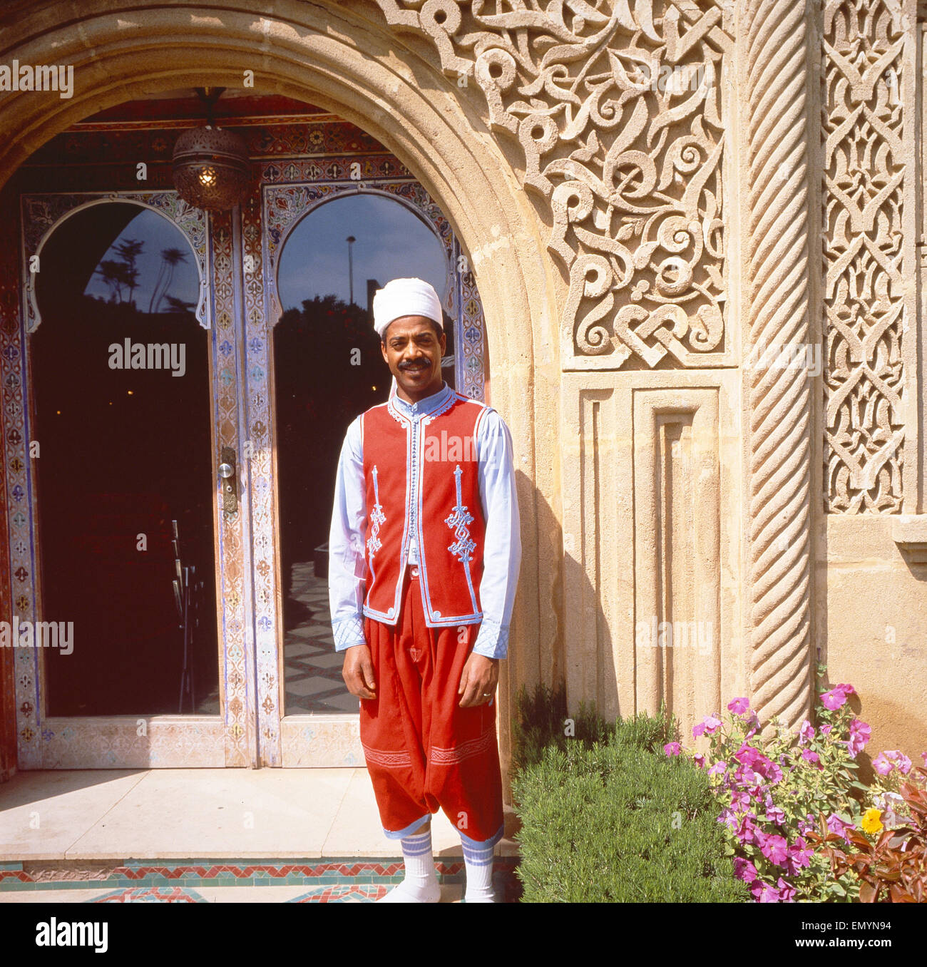 Marokko, Agadir, Hotel "Sahara", Restaurant, Mann mit Fez Stock Photo ...