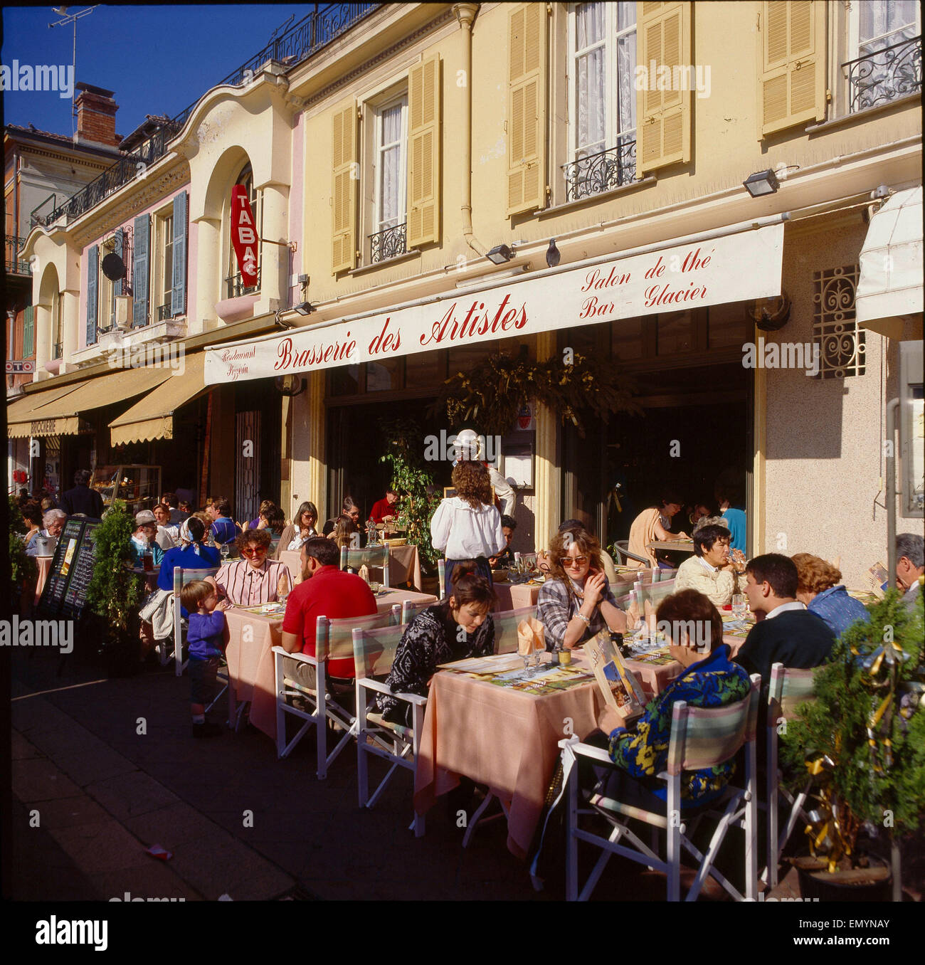 Frankreich, Cote d'Azur, Nizza, Restaurant im Freien Stock Photo - Alamy