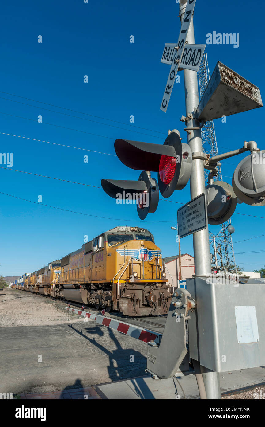 Railroad crossing usa hi-res stock photography and images - Alamy