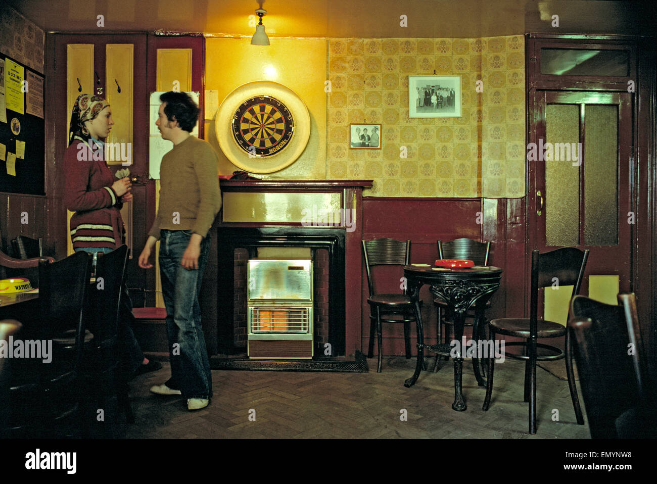 1980s pub hi-res stock photography and images - Alamy