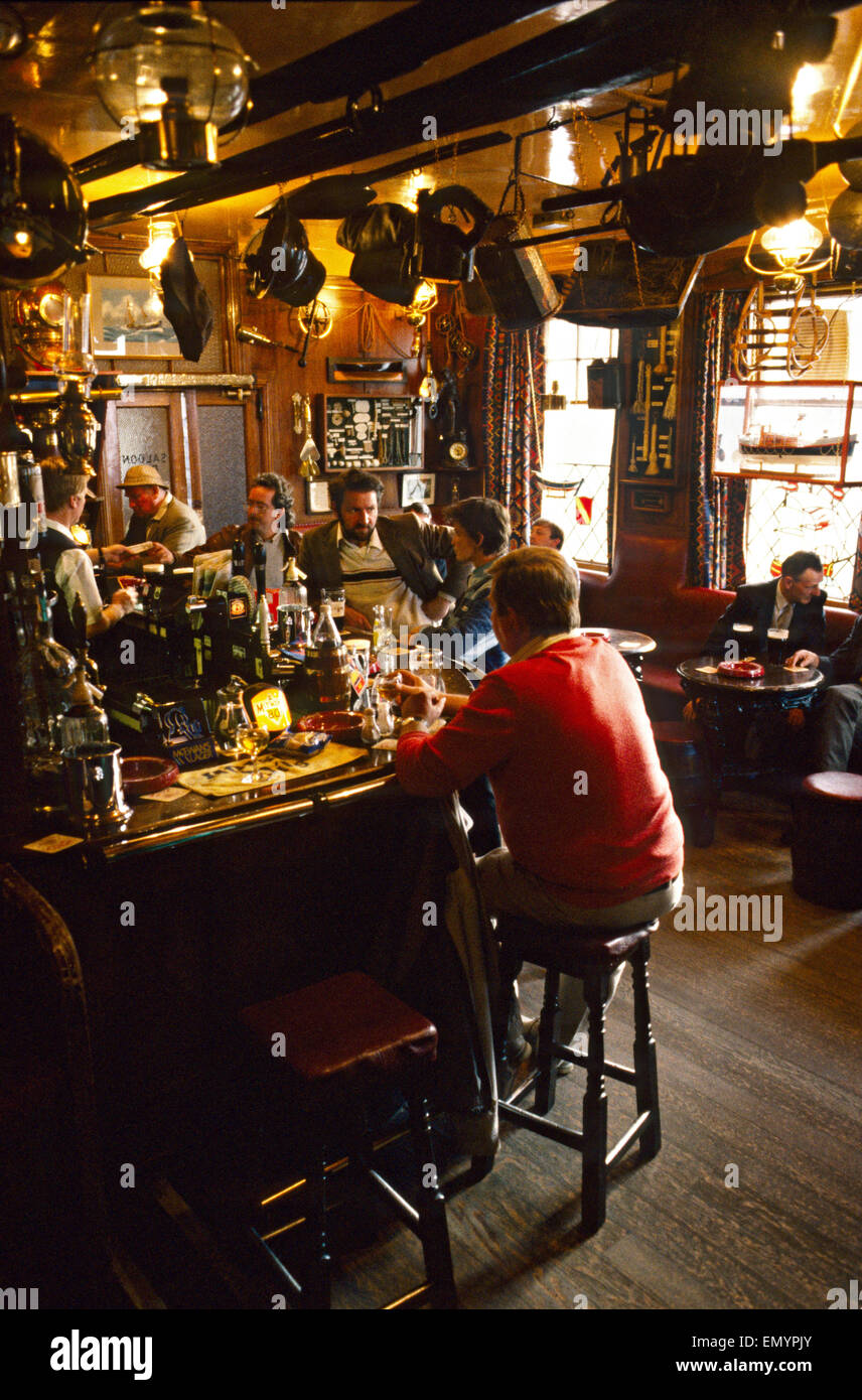British pub 1980s hi-res stock photography and images - Alamy
