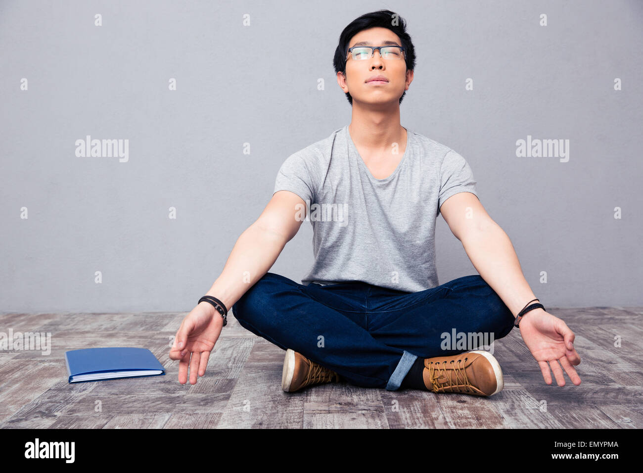 Man sitting floor studio shot hi-res stock photography and images - Alamy