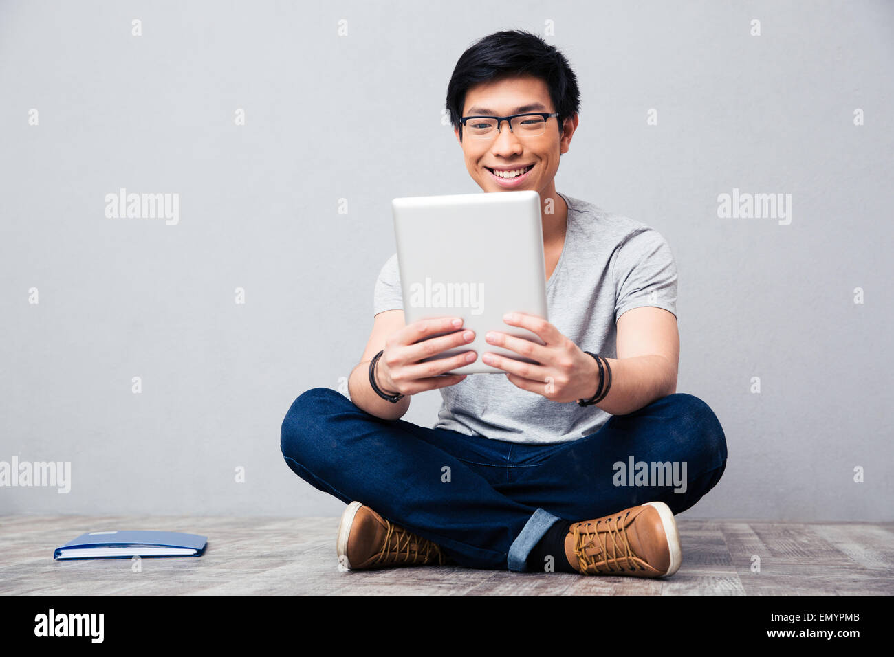 Smiling chinese man sitting on hi-res stock photography and images - Alamy
