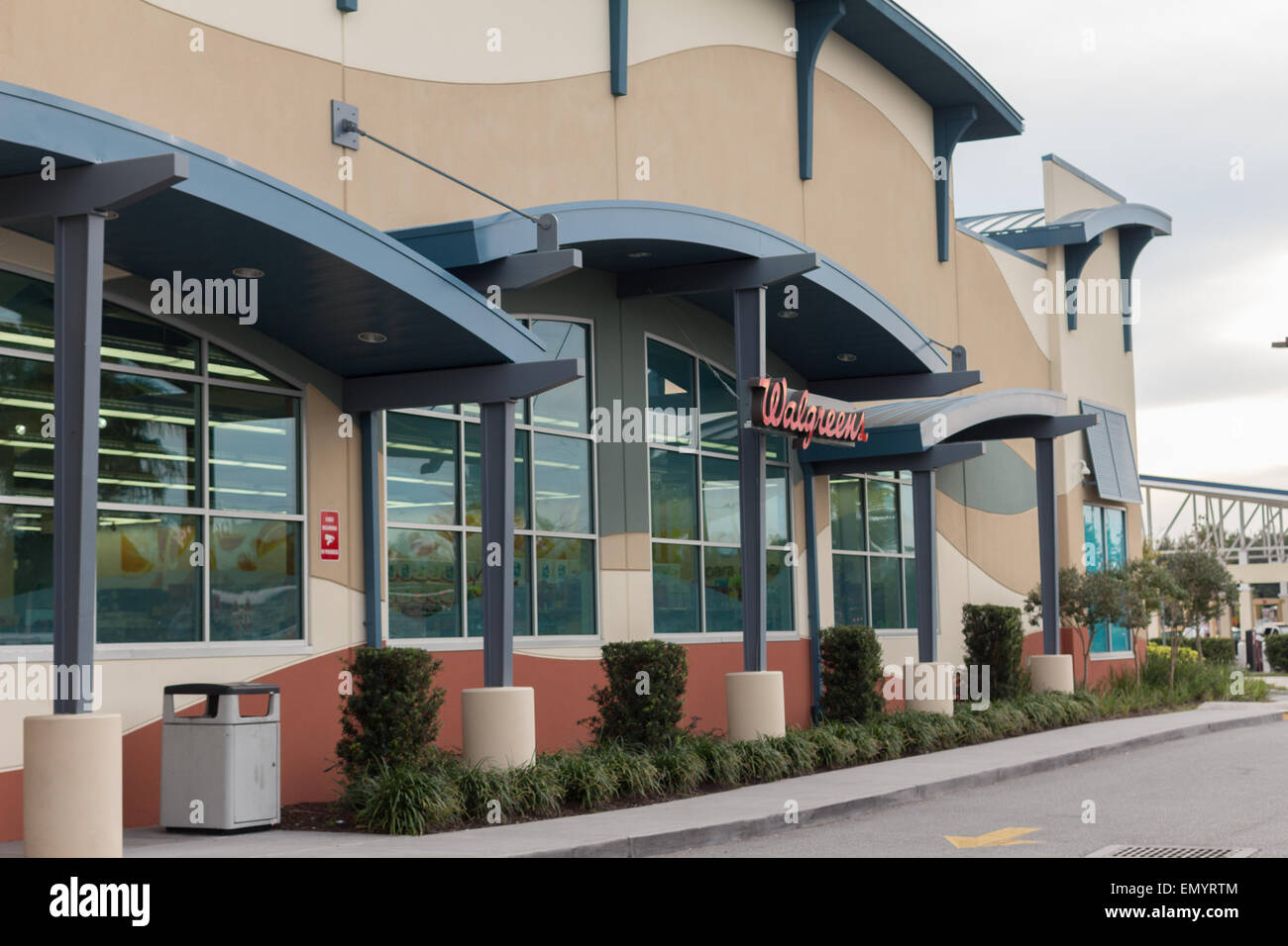 Orlando walgreens pharmacy drugstore entrance night hi-res stock ...