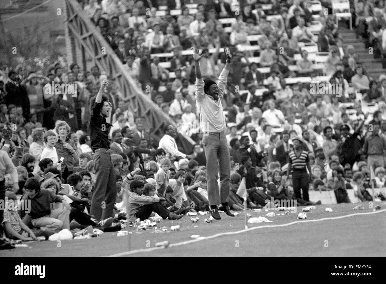 Fans cheer indian cricket hi-res stock photography and images - Alamy