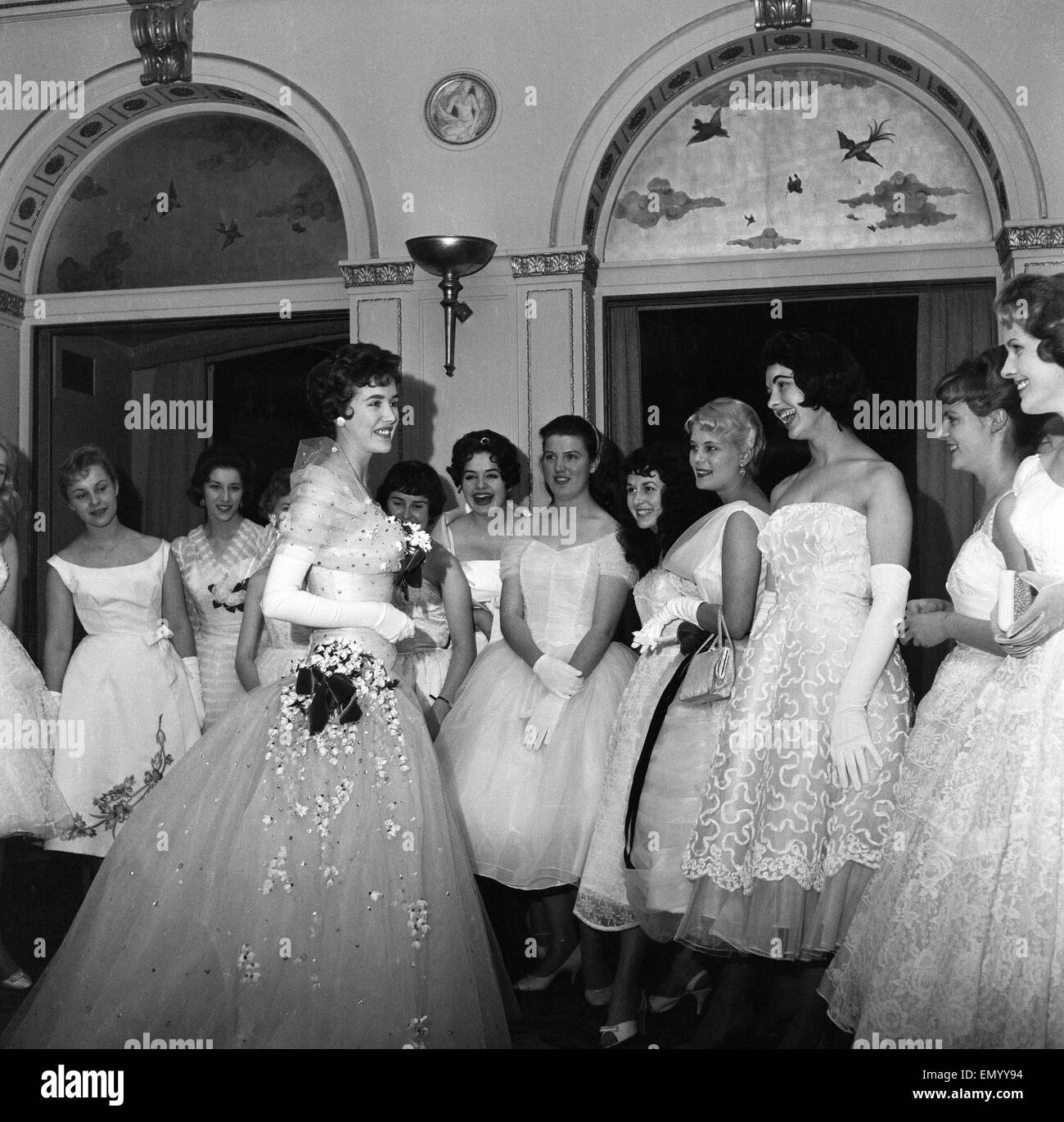 Debutants 1950s hi-res stock photography and images - Alamy