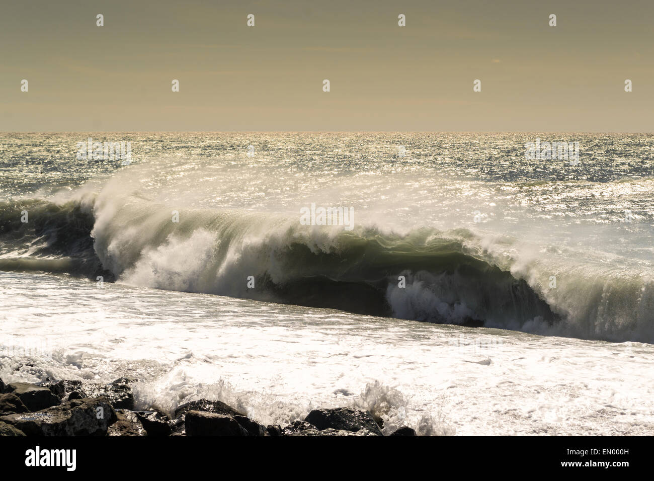 Ocean waves rolling onto a beach hi-res stock photography and images ...
