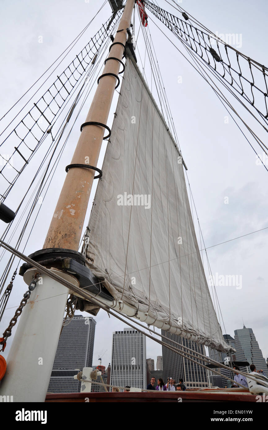 Tourist yacht sailing in New York harbour Stock Photo - Alamy