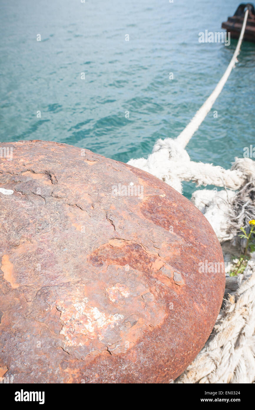 rusty bollard with line. Particular of a rusty bollard Stock Photo - Alamy