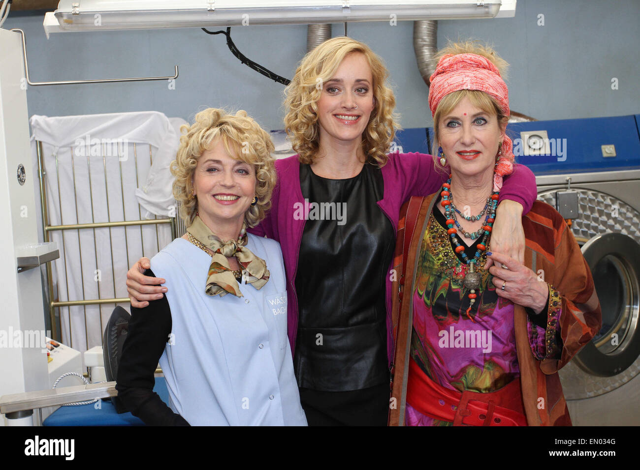 Photo session with the cast of "Im Schleudergang" while they are ...