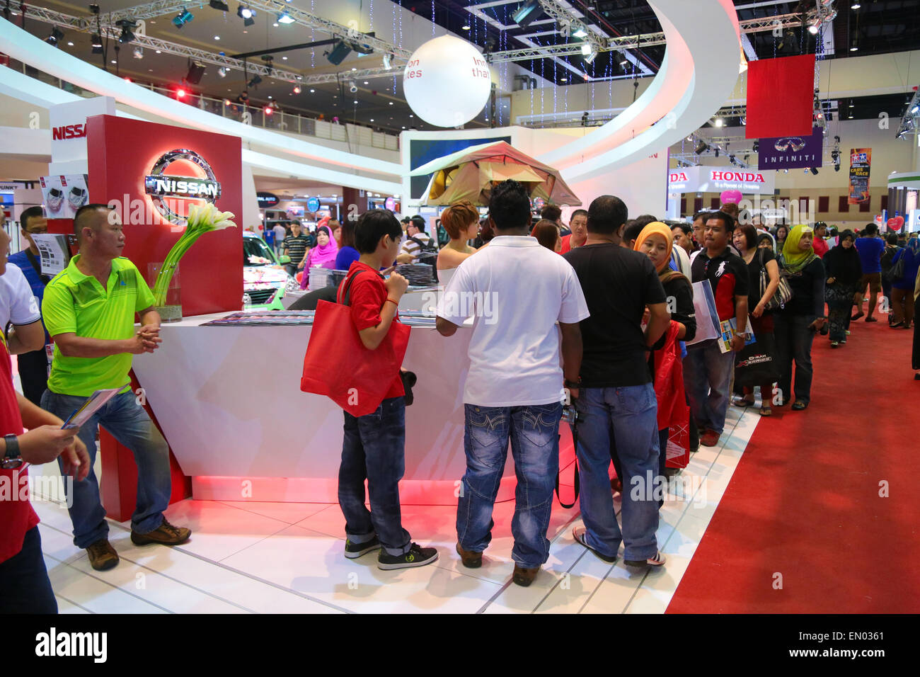 Crowd queue up at NISSAN counter to collect freebies at KL ...