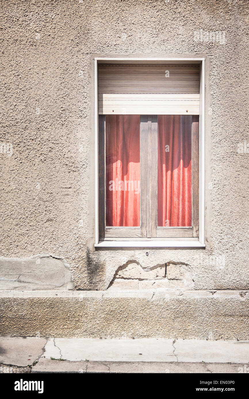 Building behind wall hi-res stock photography and images - Alamy