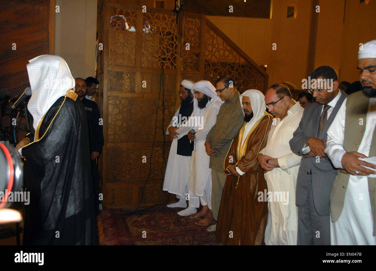 Large numbers of Muslim following Imam-e-Kaaba Sheikh Khalidul Ghamidi ...