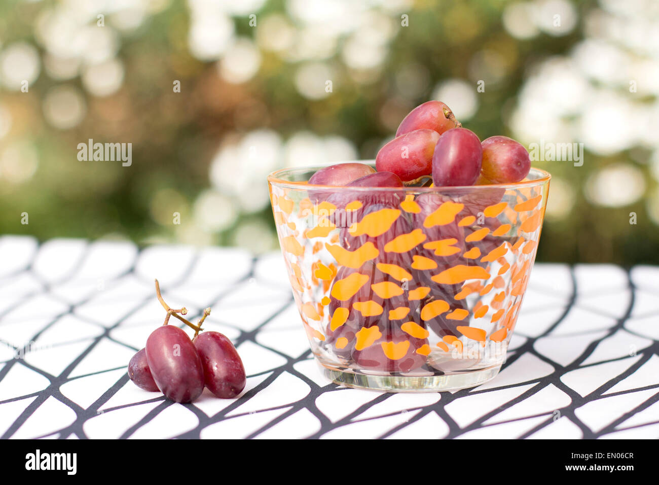 Grapes outdoors hi-res stock photography and images - Alamy