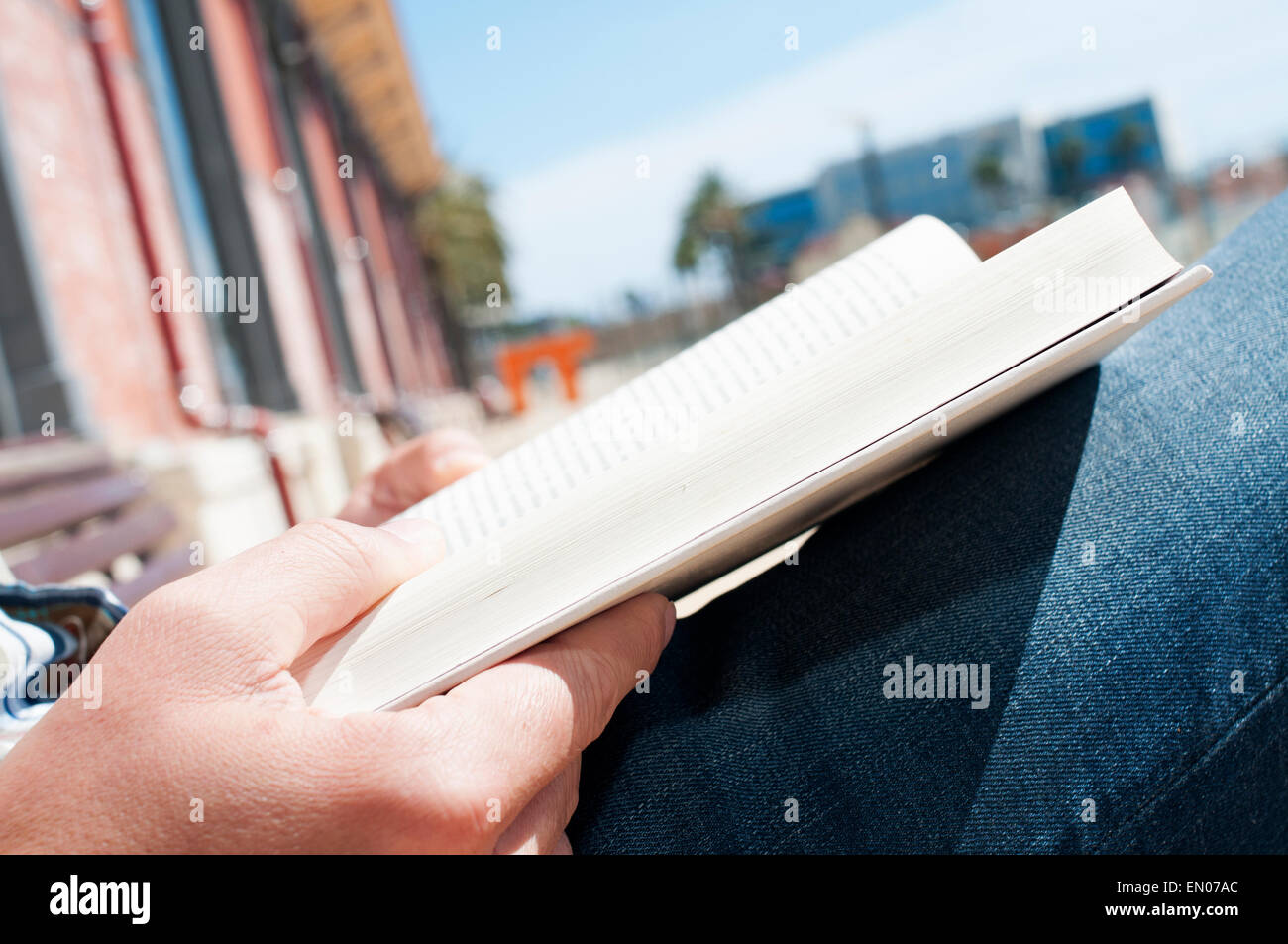 Man reading a book outdoors hi-res stock photography and images - Alamy
