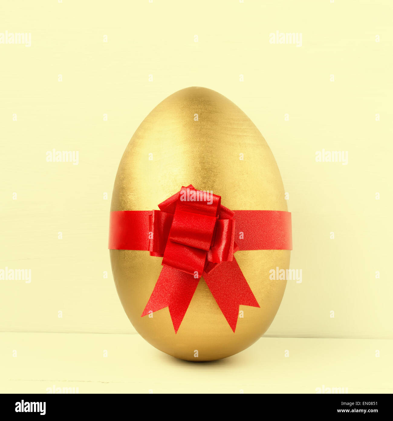 Big golden egg hi-res stock photography and images - Alamy