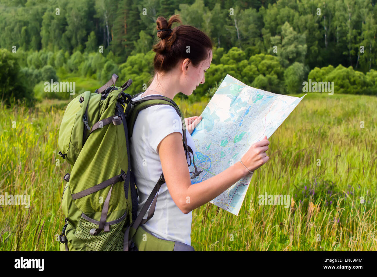 Female hiker reading map Stock Photo - Alamy