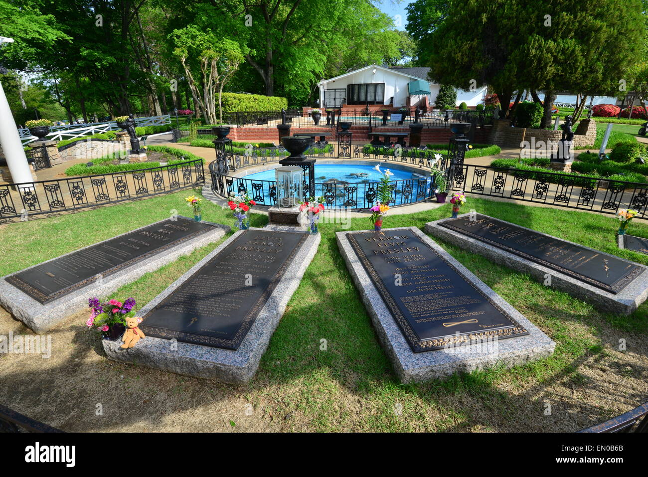 Elvis cemetery hi-res stock photography and images - Alamy