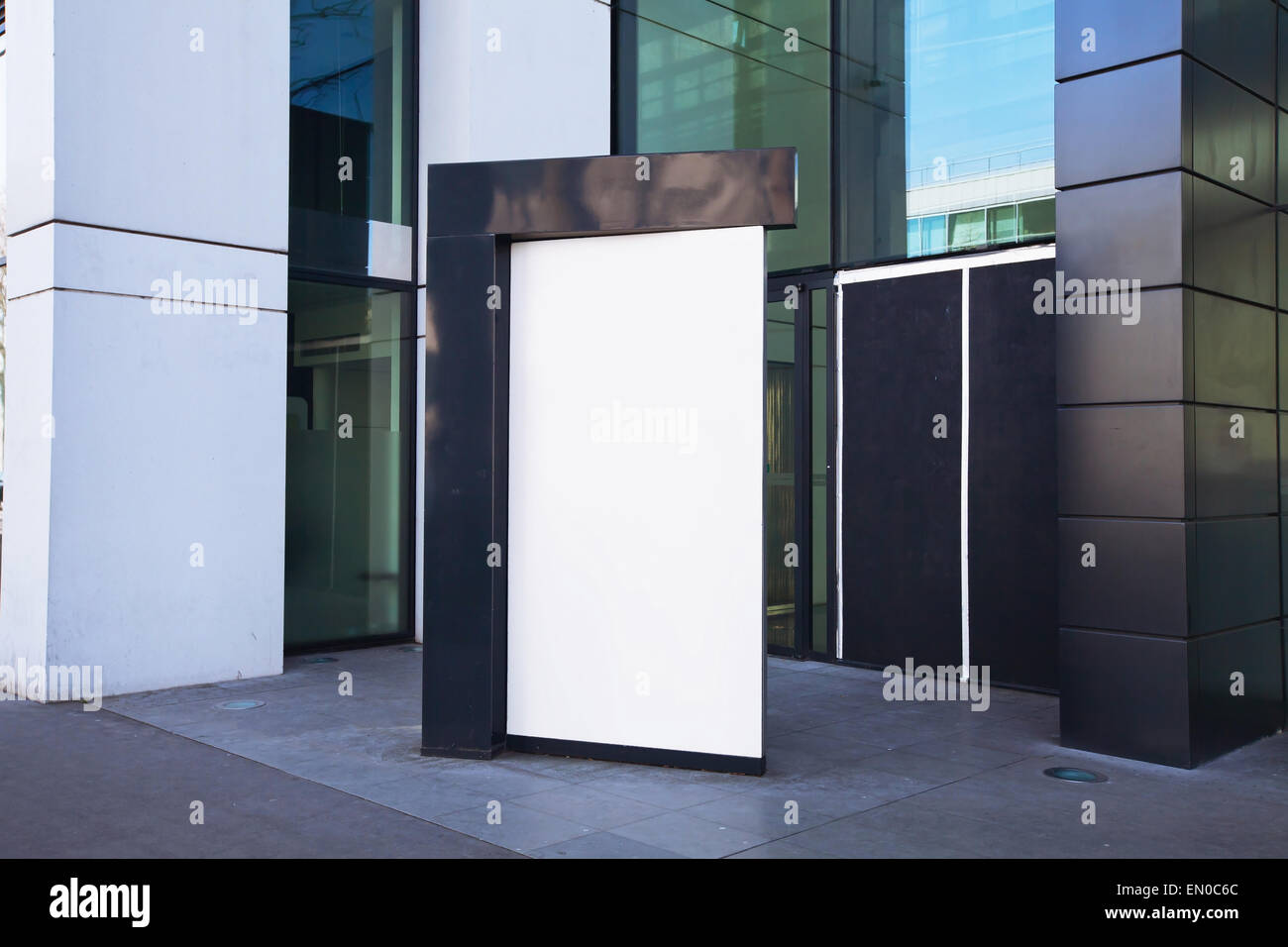 Blank sign building hi-res stock photography and images - Alamy